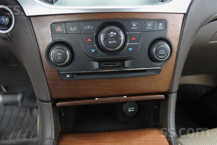 Black Lancia Thema 2013 in Riga, with an engine capacity of 3.00 L and mileage of 94 thousand km for 14900 €, photo 23 on AUTOMOTO.COM.LV