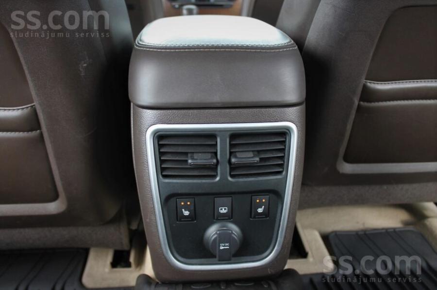 Black Lancia Thema 2013 in Riga, with an engine capacity of 3.00 L and mileage of 94 thousand km for 14900 €, photo 26 on AUTOMOTO.COM.LV