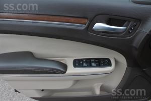 Black Lancia Thema 2013 in Riga, with an engine capacity of 3.00 L and mileage of 94 thousand km for 14900 €, photo 27 on AUTOMOTO.COM.LV