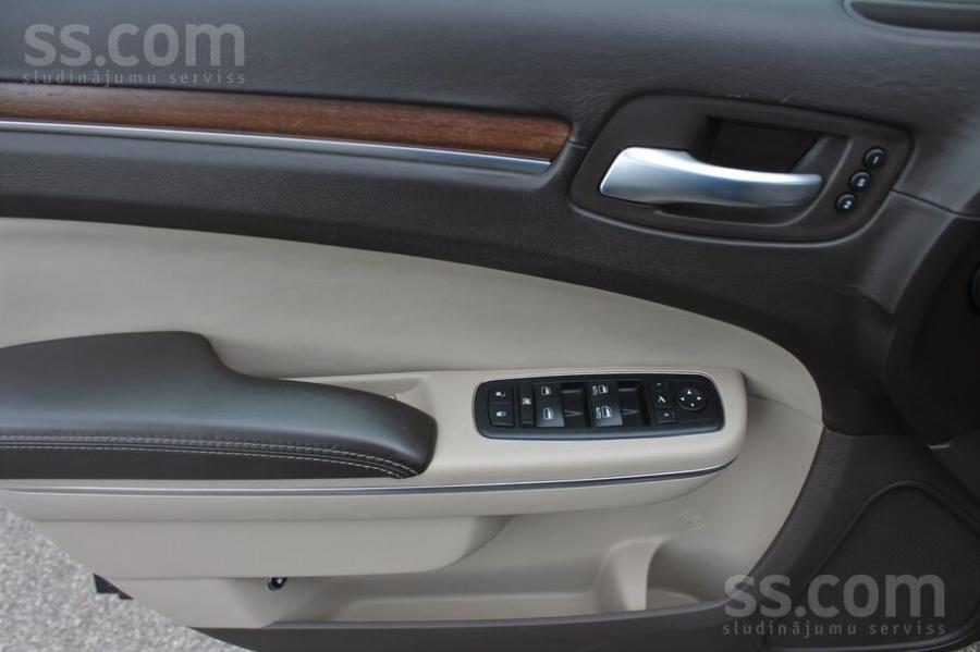 Black Lancia Thema 2013 in Riga, with an engine capacity of 3.00 L and mileage of 94 thousand km for 14900 €, photo 27 on AUTOMOTO.COM.LV
