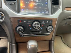 Melns Lancia Thema 2013 Rīga, ar dzinēja tilpumu 3.00 L un nobraukumu 227 tūkst. km par 8550 €, foto 25 vietnē AUTOMOTO.COM.LV