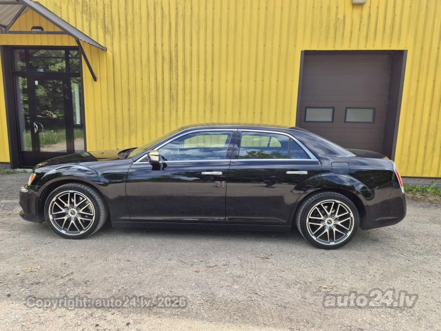 Black Lancia Thema 2013 in Tallinn, with an engine capacity of 3.00 L and mileage of 120 thousand km for 7500 €, photo 5 on AUTOMOTO.COM.LV