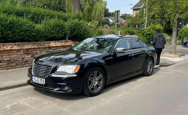 Black Lancia Thema 2013 in Kaunas, with an engine capacity of 3.00 L and mileage of 215 thousand km for 6900 €, photo 1 on AUTOMOTO.COM.LV