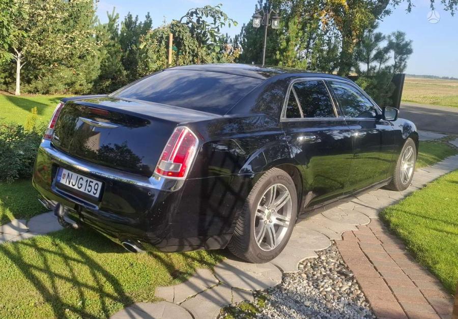 Black Lancia Thema 2013 in Kaunas, with an engine capacity of 3.00 L and mileage of 215 thousand km for 6900 €, photo 6 on AUTOMOTO.COM.LV