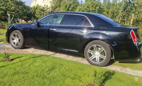 Black Lancia Thema 2013 in Kaunas, with an engine capacity of 3.00 L and mileage of 215 thousand km for 6900 €, photo 10 on AUTOMOTO.COM.LV