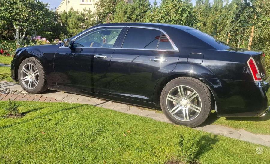 Black Lancia Thema 2013 in Kaunas, with an engine capacity of 3.00 L and mileage of 215 thousand km for 6900 €, photo 10 on AUTOMOTO.COM.LV