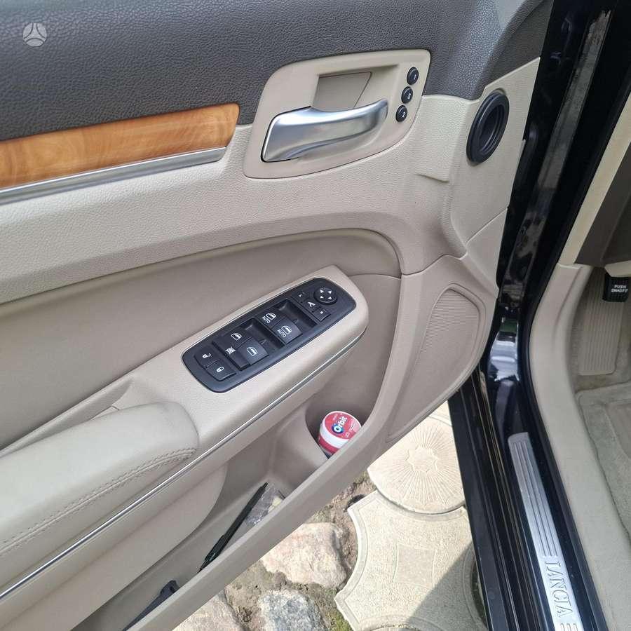 Black Lancia Thema 2013 in Kaunas, with an engine capacity of 3.00 L and mileage of 215 thousand km for 6900 €, photo 13 on AUTOMOTO.COM.LV