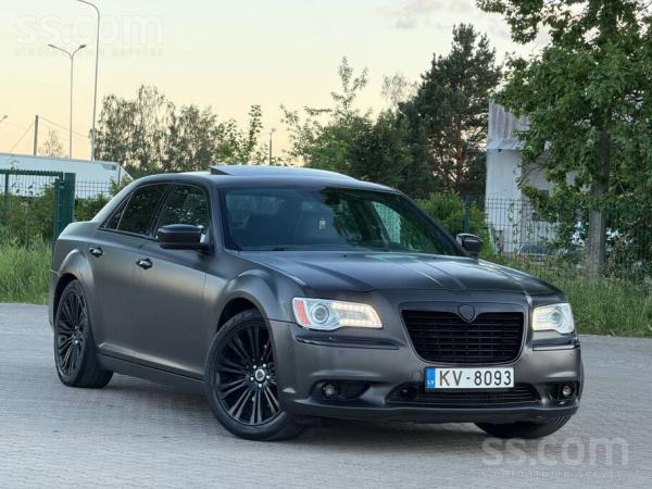 Black Lancia Thema 2014 in Riga, with an engine capacity of 3.00 L and mileage of 0 thousand km for 6750 €, photo 3 on AUTOMOTO.COM.LV