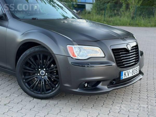 Black Lancia Thema 2014 in Riga, with an engine capacity of 3.00 L and mileage of 0 thousand km for 6750 €, photo 8 on AUTOMOTO.COM.LV