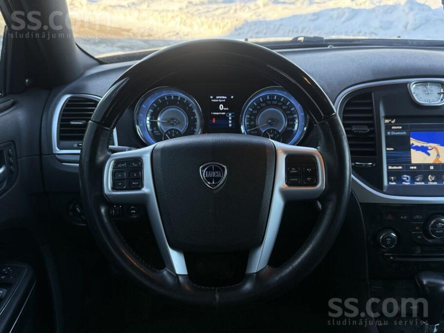 Zils Lancia Thema 2012 Liepāja, ar dzinēja tilpumu 3.00 L un nobraukumu 268 tūkst. km par 6800 €, foto 20 vietnē AUTOMOTO.COM.LV