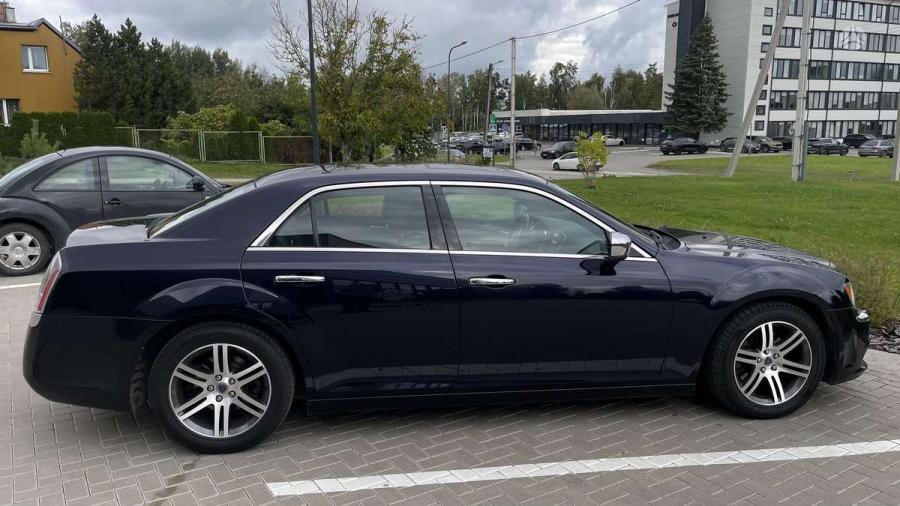 Blue Lancia Thema 2012 in Kaunas, with an engine capacity of 2.99 L and mileage of 303 thousand km for 8990 €, photo 3 on AUTOMOTO.COM.LV