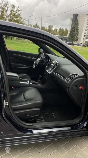 Blue Lancia Thema 2012 in Kaunas, with an engine capacity of 2.99 L and mileage of 303 thousand km for 8990 €, photo 17 on AUTOMOTO.COM.LV