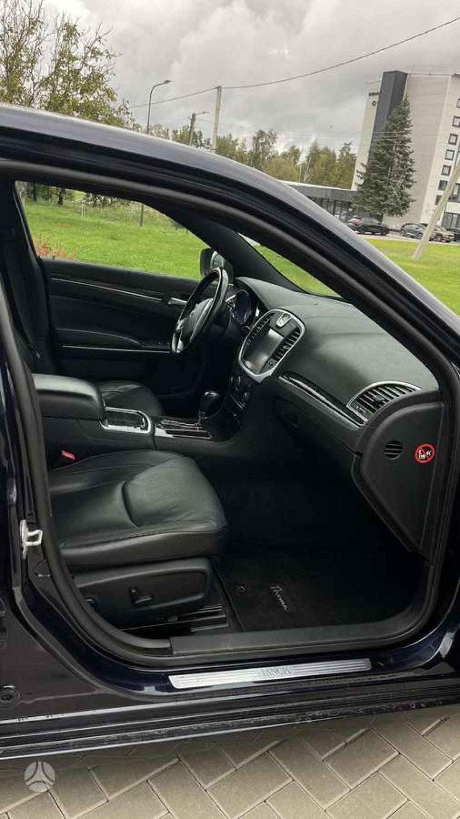 Blue Lancia Thema 2012 in Kaunas, with an engine capacity of 2.99 L and mileage of 303 thousand km for 8990 €, photo 17 on AUTOMOTO.COM.LV