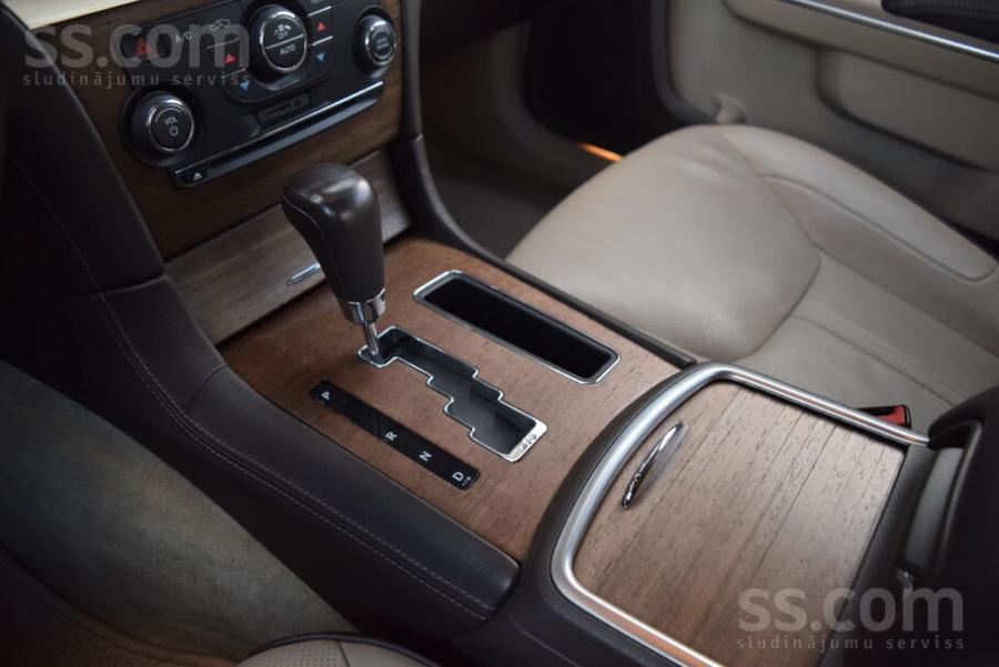 Grey Lancia Thema 2011 in Riga, with an engine capacity of 3.00 L and mileage of 186 thousand km for 8500 €, photo 7 on AUTOMOTO.COM.LV