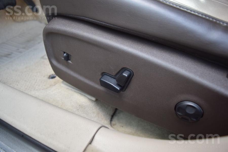 Grey Lancia Thema 2011 in Riga, with an engine capacity of 3.00 L and mileage of 186 thousand km for 8500 €, photo 17 on AUTOMOTO.COM.LV