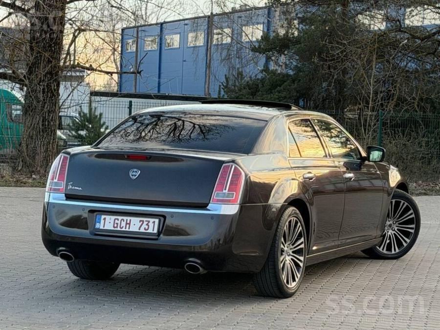 Red Lancia Thema 2012 in Riga, with an engine capacity of 3.00 L and mileage of 0 thousand km for 8450 €, photo 3 on AUTOMOTO.COM.LV