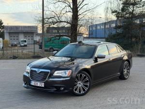 Red Lancia Thema 2012 in Riga, with an engine capacity of 3.00 L and mileage of 0 thousand km for 8450 €, photo 6 on AUTOMOTO.COM.LV