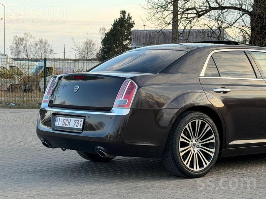Red Lancia Thema 2012 in Riga, with an engine capacity of 3.00 L and mileage of 0 thousand km for 8450 €, photo 14 on AUTOMOTO.COM.LV