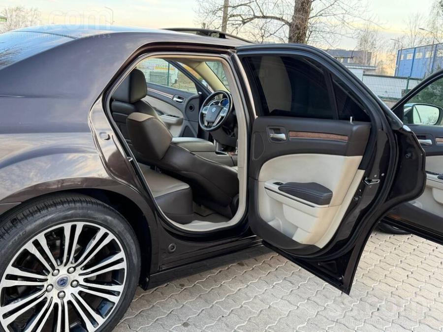 Red Lancia Thema 2012 in Riga, with an engine capacity of 3.00 L and mileage of 0 thousand km for 8450 €, photo 21 on AUTOMOTO.COM.LV
