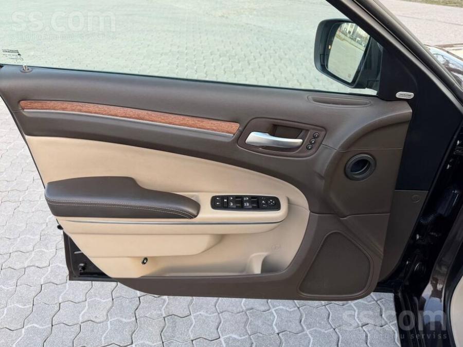Red Lancia Thema 2012 in Riga, with an engine capacity of 3.00 L and mileage of 0 thousand km for 8450 €, photo 30 on AUTOMOTO.COM.LV