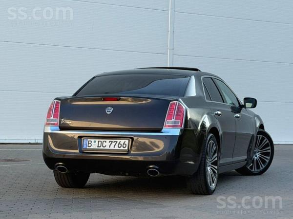 Red Lancia Thema 2012 in Riga, with an engine capacity of 3.00 L and mileage of 0 thousand km for 8950 €, photo 2 on AUTOMOTO.COM.LV