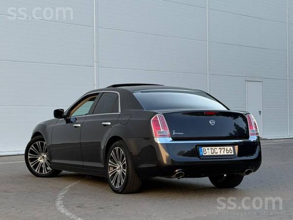 Red Lancia Thema 2012 in Riga, with an engine capacity of 3.00 L and mileage of 0 thousand km for 8950 €, photo 4 on AUTOMOTO.COM.LV