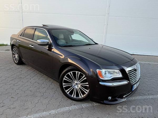 Red Lancia Thema 2012 in Riga, with an engine capacity of 3.00 L and mileage of 0 thousand km for 8950 €, photo 6 on AUTOMOTO.COM.LV
