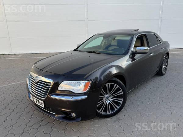 Red Lancia Thema 2012 in Riga, with an engine capacity of 3.00 L and mileage of 0 thousand km for 8950 €, photo 7 on AUTOMOTO.COM.LV