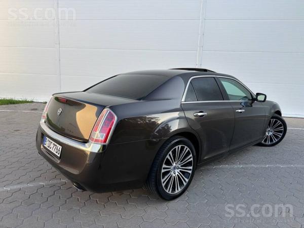 Red Lancia Thema 2012 in Riga, with an engine capacity of 3.00 L and mileage of 0 thousand km for 8950 €, photo 9 on AUTOMOTO.COM.LV