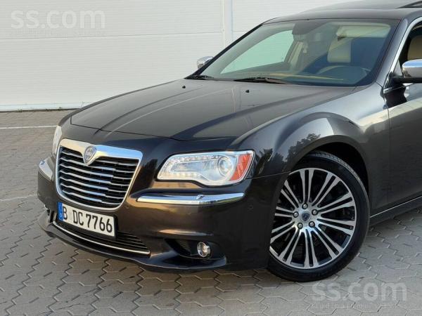 Red Lancia Thema 2012 in Riga, with an engine capacity of 3.00 L and mileage of 0 thousand km for 8950 €, photo 10 on AUTOMOTO.COM.LV