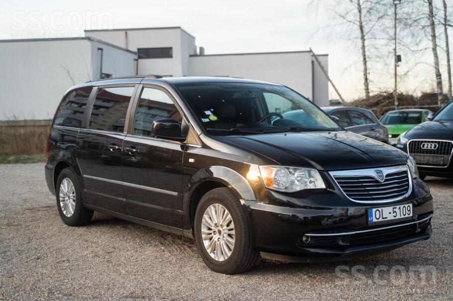Melns Lancia Voyager 2011 Liepāja, ar dzinēja tilpumu 2.80 L un nobraukumu 251 tūkst. km par 7500 €, foto 4 vietnē AUTOMOTO.COM.LV