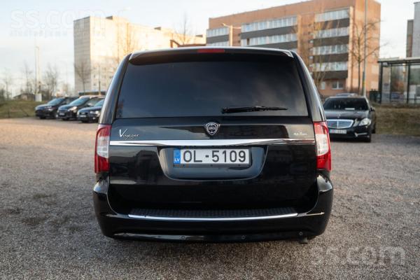 Black Lancia Voyager 2011 in Liepaja, with an engine capacity of 2.80 L and mileage of 251 thousand km for 7500 €, photo 5 on AUTOMOTO.COM.LV