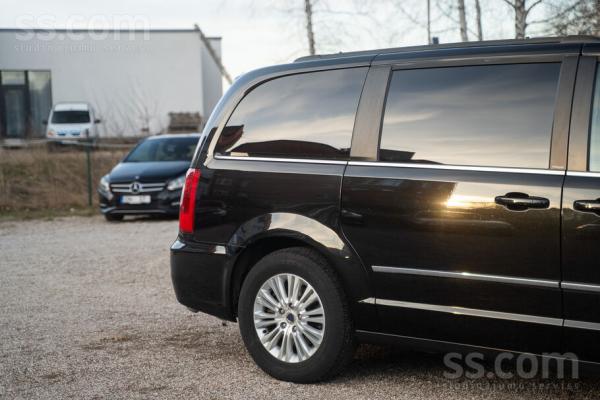 Black Lancia Voyager 2011 in Liepaja, with an engine capacity of 2.80 L and mileage of 251 thousand km for 7500 €, photo 9 on AUTOMOTO.COM.LV