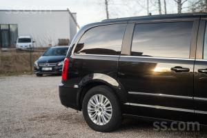 Melns Lancia Voyager 2011 Liepāja, ar dzinēja tilpumu 2.80 L un nobraukumu 251 tūkst. km par 7500 €, foto 10 vietnē AUTOMOTO.COM.LV