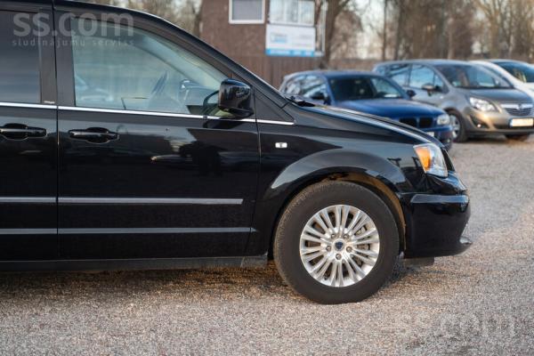 Black Lancia Voyager 2011 in Liepaja, with an engine capacity of 2.80 L and mileage of 251 thousand km for 7500 €, photo 10 on AUTOMOTO.COM.LV