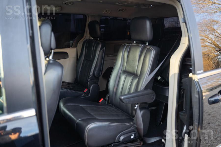 Melns Lancia Voyager 2011 Liepāja, ar dzinēja tilpumu 2.80 L un nobraukumu 251 tūkst. km par 7500 €, foto 17 vietnē AUTOMOTO.COM.LV