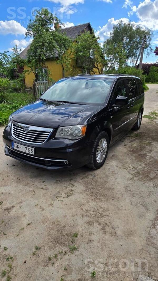 Black Lancia Voyager 2011 in Riga, with an engine capacity of 2.80 L and mileage of 311 thousand km for 6100 €, photo 2 on AUTOMOTO.COM.LV