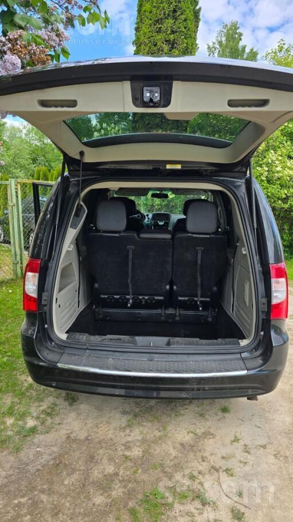 Black Lancia Voyager 2011 in Riga, with an engine capacity of 2.80 L and mileage of 311 thousand km for 6100 €, photo 3 on AUTOMOTO.COM.LV