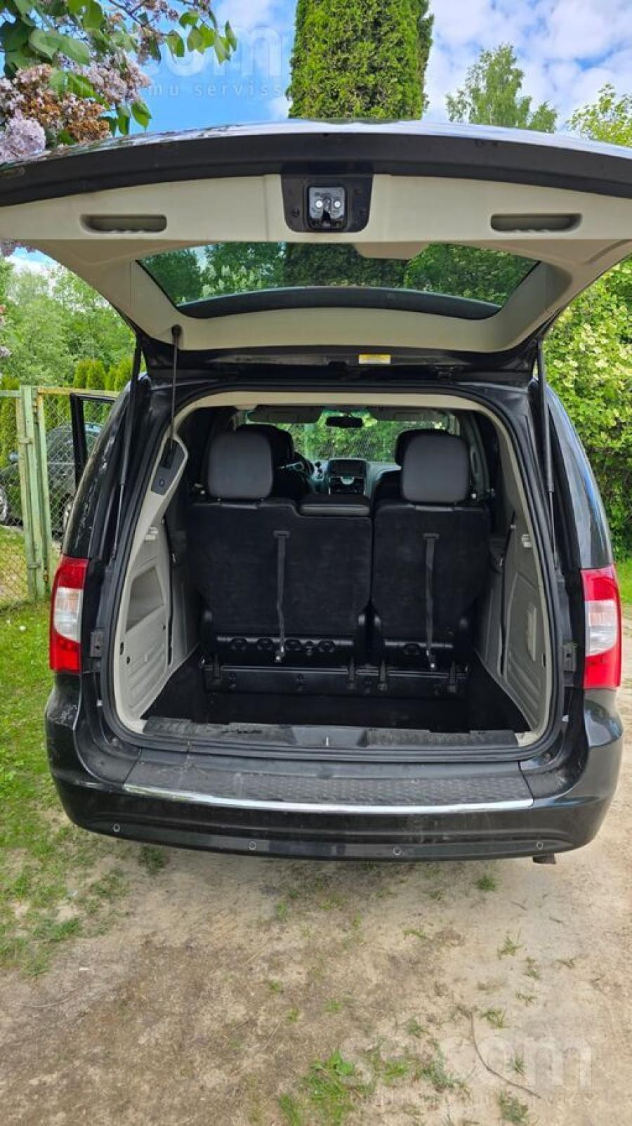 Black Lancia Voyager 2011 in Riga, with an engine capacity of 2.80 L and mileage of 311 thousand km for 6100 €, photo 4 on AUTOMOTO.COM.LV