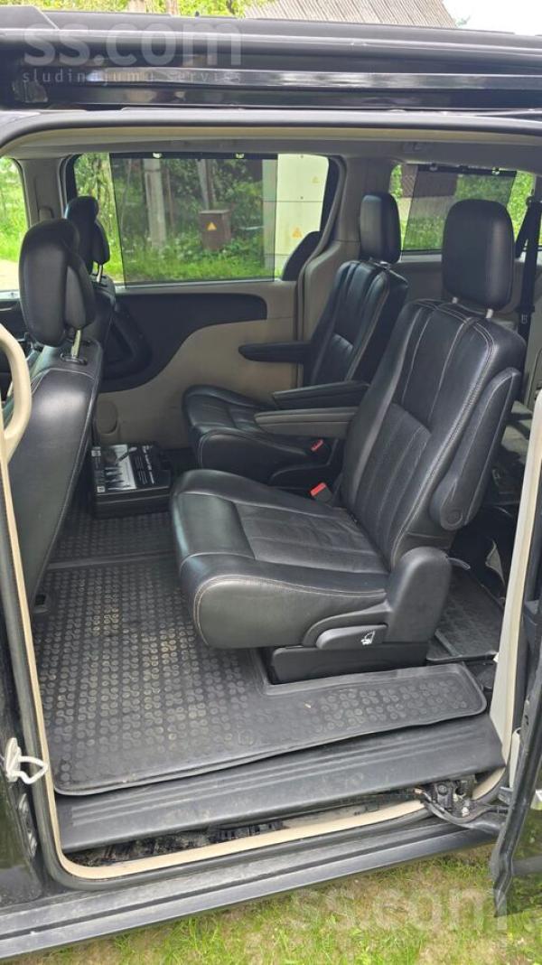 Black Lancia Voyager 2011 in Riga, with an engine capacity of 2.80 L and mileage of 311 thousand km for 6100 €, photo 4 on AUTOMOTO.COM.LV