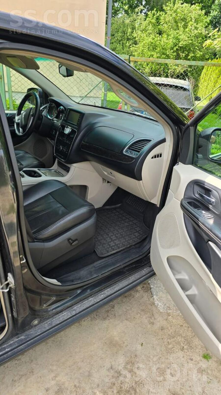 Black Lancia Voyager 2011 in Riga, with an engine capacity of 2.80 L and mileage of 311 thousand km for 6100 €, photo 6 on AUTOMOTO.COM.LV