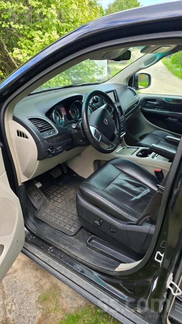 Black Lancia Voyager 2011 in Riga, with an engine capacity of 2.80 L and mileage of 311 thousand km for 6100 €, photo 8 on AUTOMOTO.COM.LV
