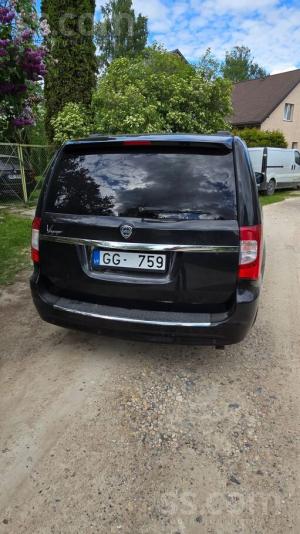 Black Lancia Voyager 2011 in Riga, with an engine capacity of 2.80 L and mileage of 311 thousand km for 6100 €, photo 12 on AUTOMOTO.COM.LV