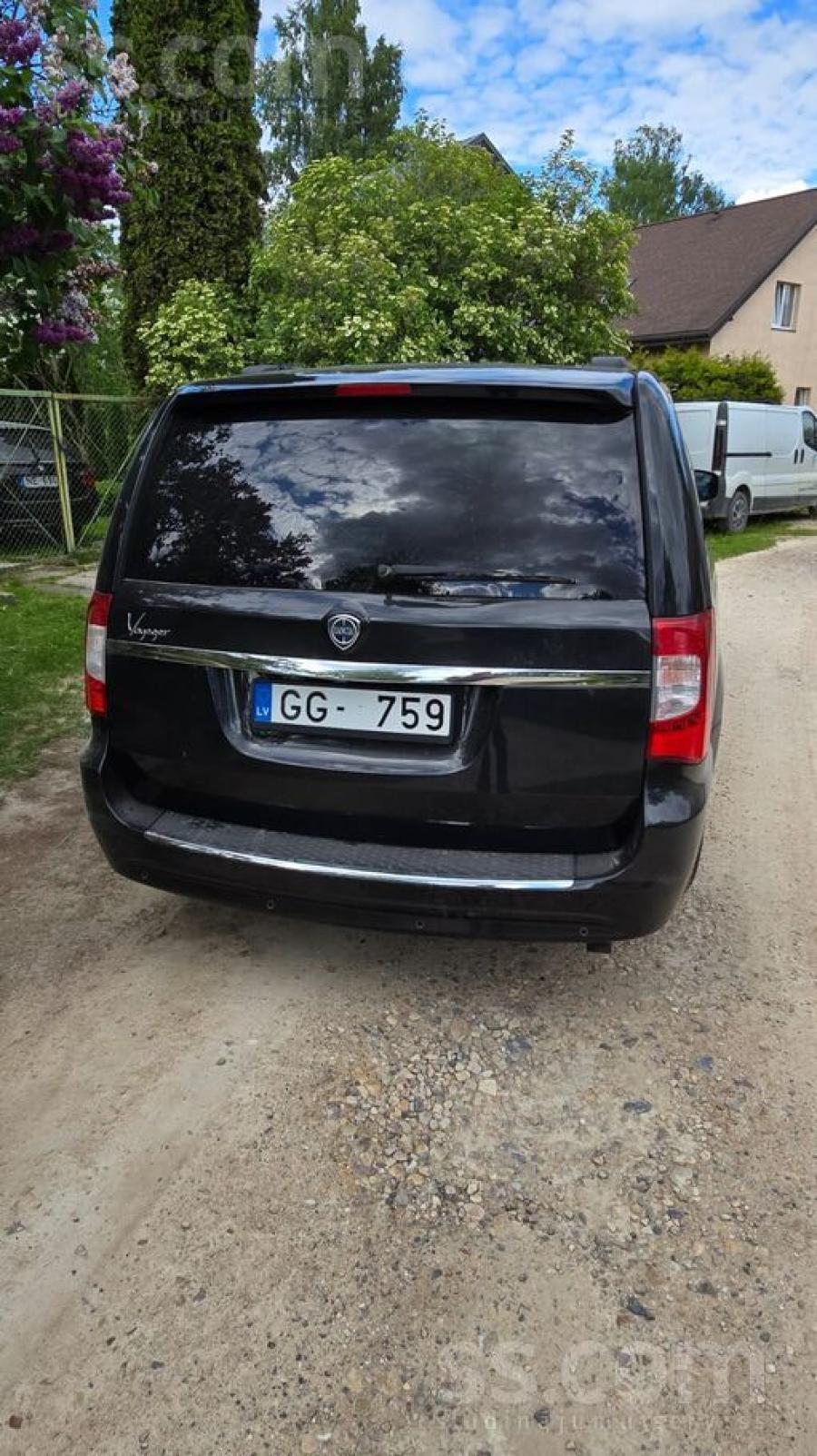 Black Lancia Voyager 2011 in Riga, with an engine capacity of 2.80 L and mileage of 311 thousand km for 6100 €, photo 12 on AUTOMOTO.COM.LV