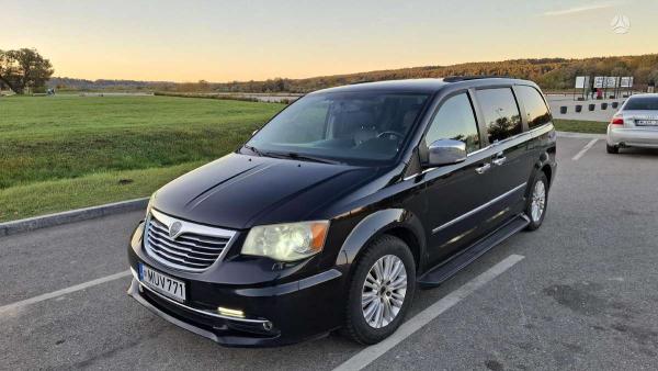 Black Lancia Voyager 2012 in Kaunas, with an engine capacity of 2.80 L and mileage of 435 thousand km for 4350 €, photo 1 on AUTOMOTO.COM.LV