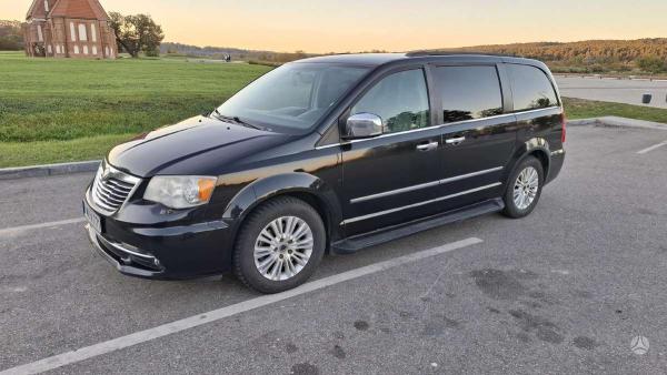 Black Lancia Voyager 2012 in Kaunas, with an engine capacity of 2.80 L and mileage of 435 thousand km for 4350 €, photo 2 on AUTOMOTO.COM.LV