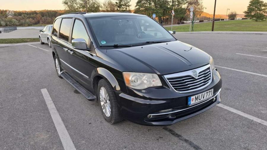 Black Lancia Voyager 2012 in Kaunas, with an engine capacity of 2.80 L and mileage of 435 thousand km for 4350 €, photo 3 on AUTOMOTO.COM.LV