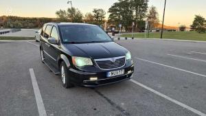 Black Lancia Voyager 2012 in Kaunas, with an engine capacity of 2.80 L and mileage of 435 thousand km for 4350 €, photo 4 on AUTOMOTO.COM.LV