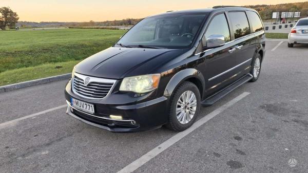 Black Lancia Voyager 2012 in Kaunas, with an engine capacity of 2.80 L and mileage of 435 thousand km for 4350 €, photo 5 on AUTOMOTO.COM.LV