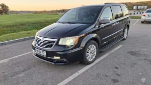 Black Lancia Voyager 2012 in Kaunas, with an engine capacity of 2.80 L and mileage of 435 thousand km for 4350 €, photo 5 on AUTOMOTO.COM.LV